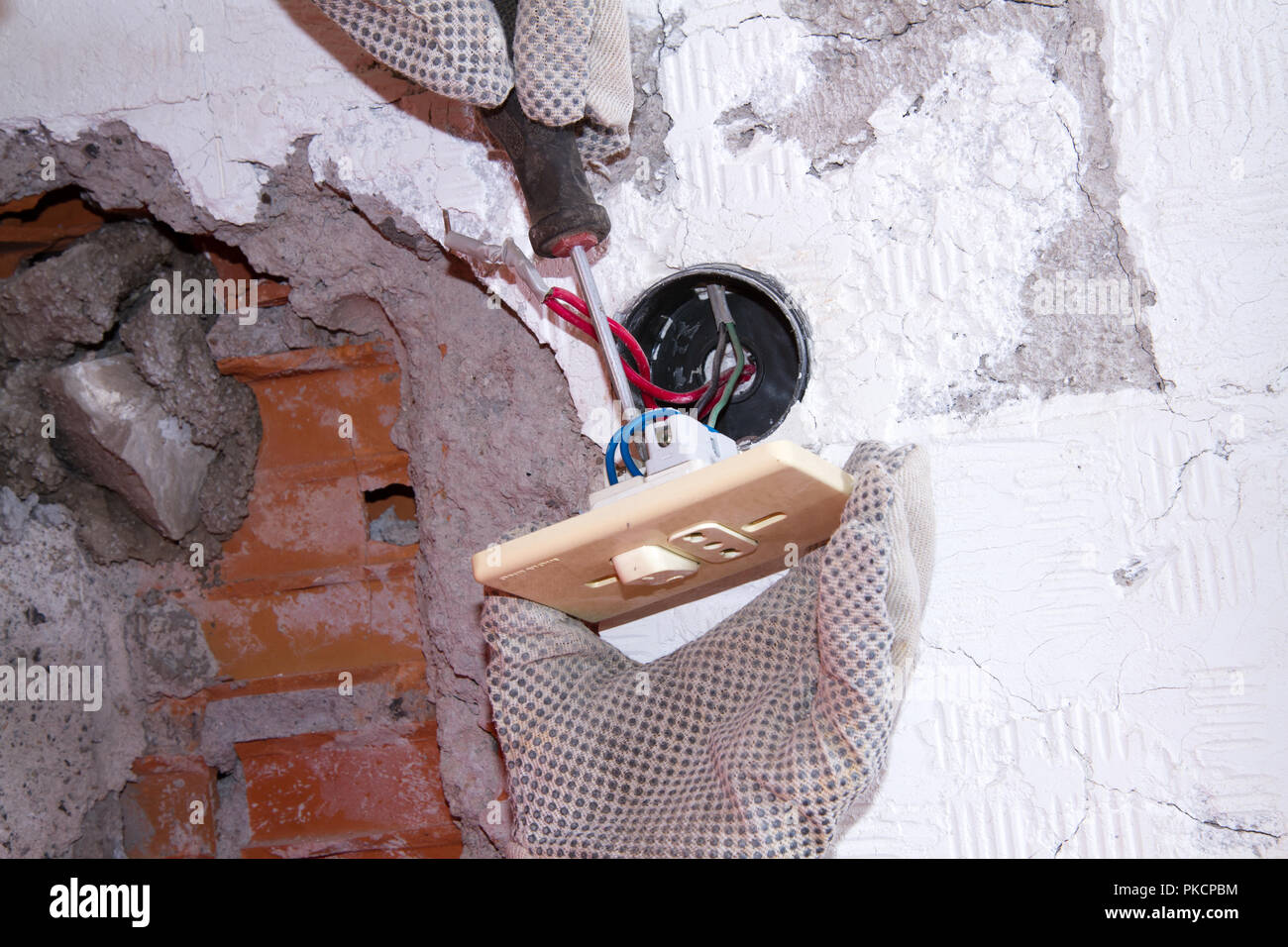 How to wire a plug hi-res stock photography and images - Alamy