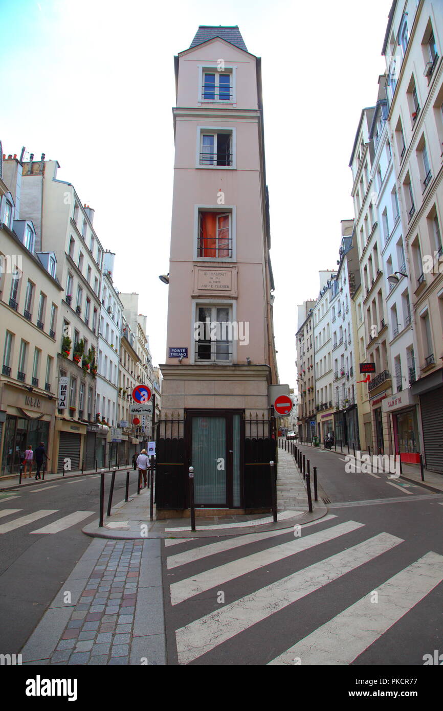 Very narrow house in Paris Stock Photo - Alamy