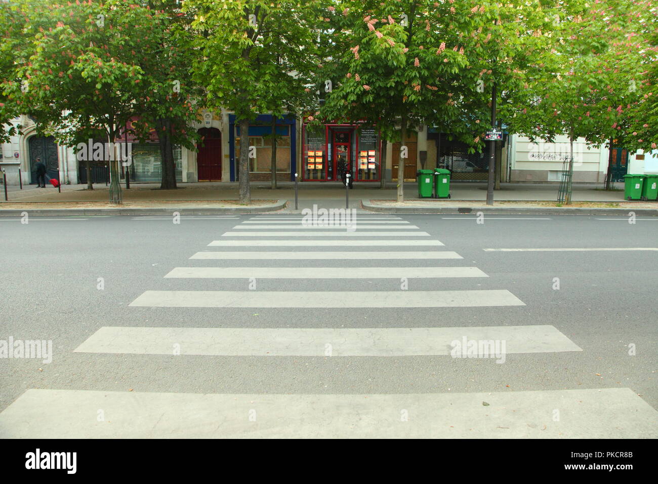Paris empty asphalt highway street hi-res stock photography and images ...