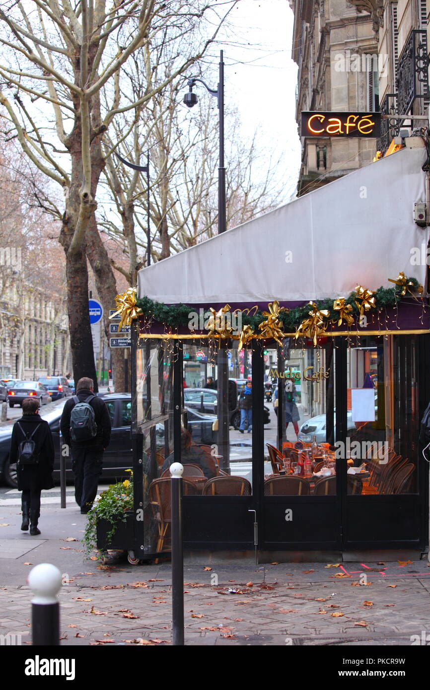 Parisian cafe hi-res stock photography and images - Alamy