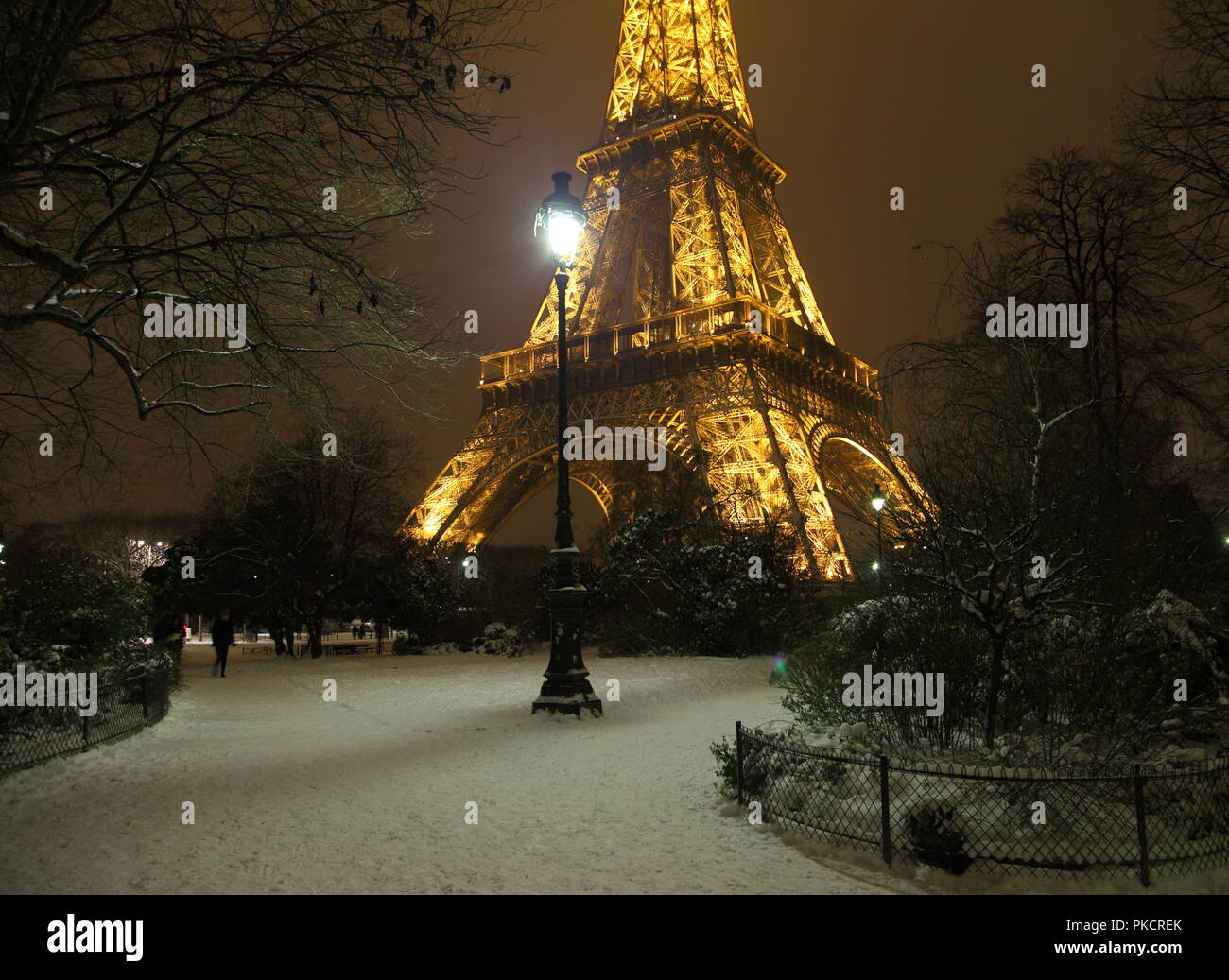 Romantic snowy park near the Eiffel Tower, Paris (France Stock Photo ...