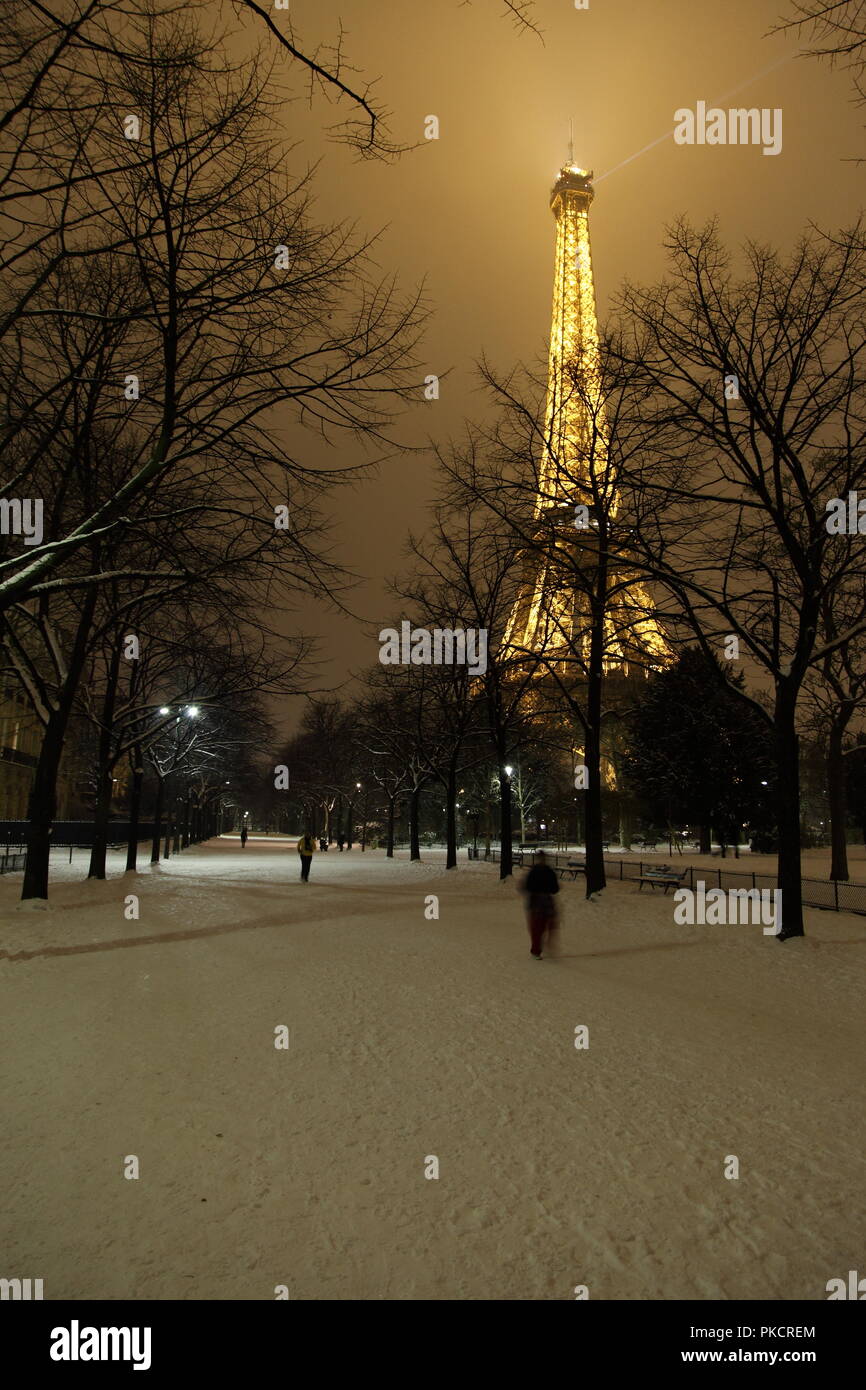 Romantic snowy park near the Eiffel Tower, Paris (France Stock Photo ...