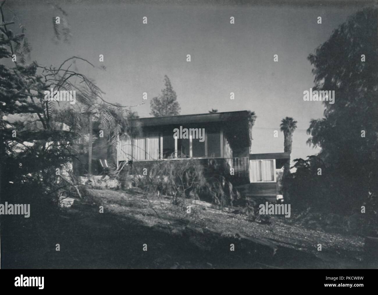 'House at Los Angeles by Richard J Neutra. - Patio and garden view ...