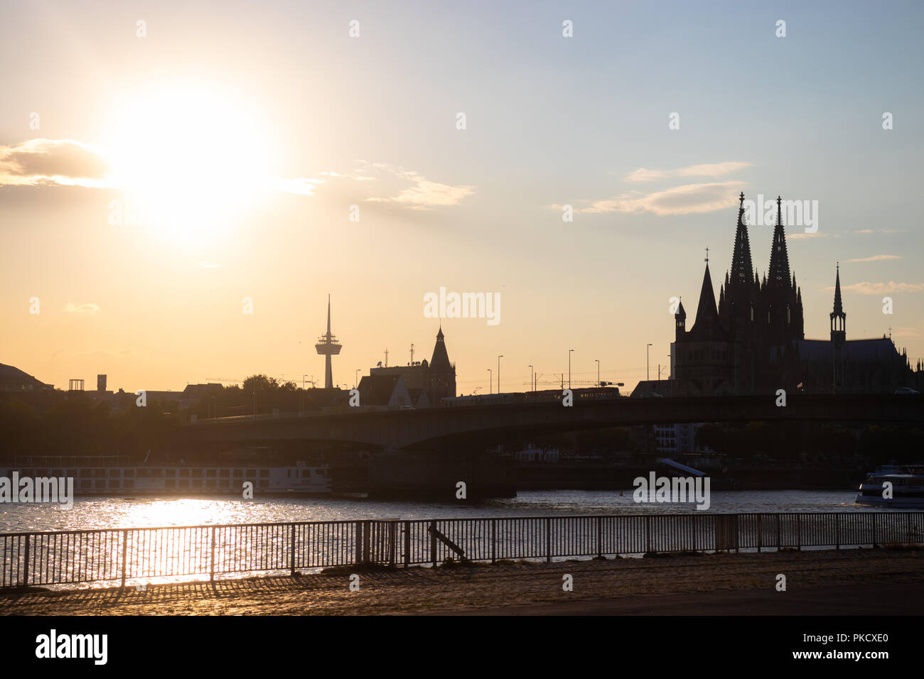 Silhouette cologne cathedral hi-res stock photography and images - Alamy