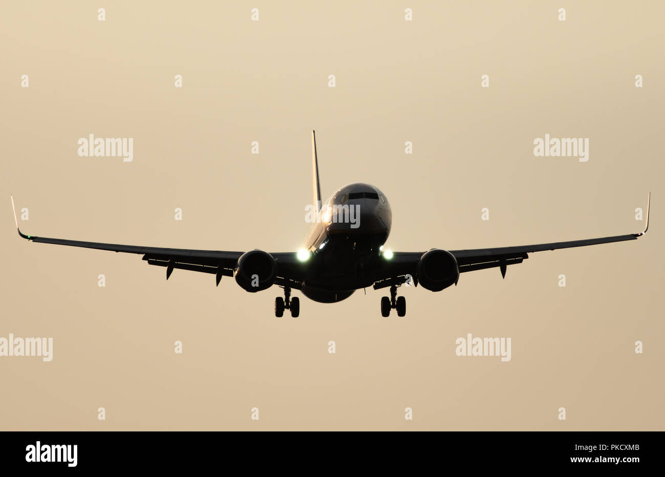 Back of plane landing hi-res stock photography and images - Alamy