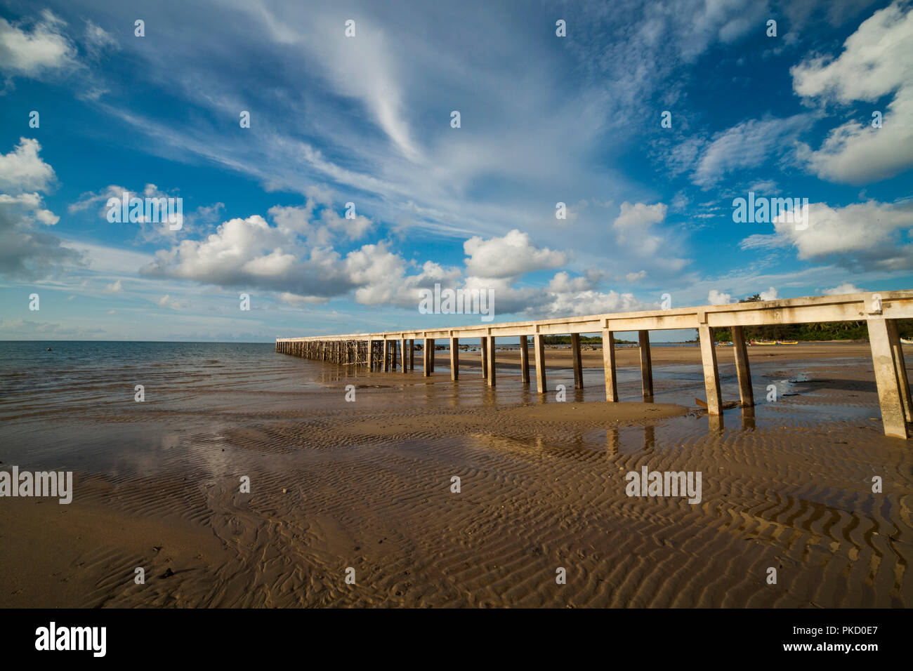Daytime tourism marine island beach hi-res stock photography and images ...