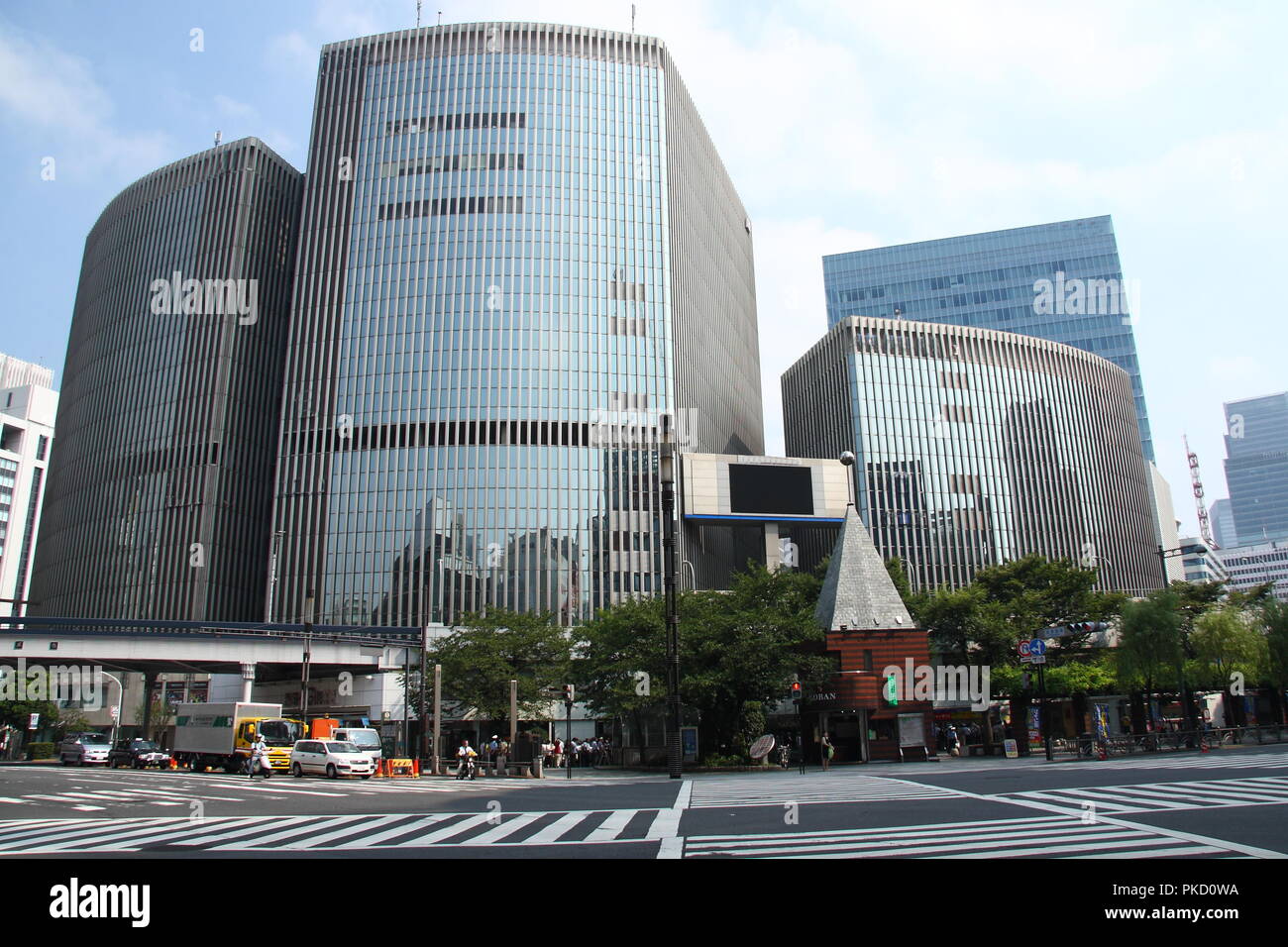 Pedestrian crossing in ginza hi-res stock photography and images - Alamy