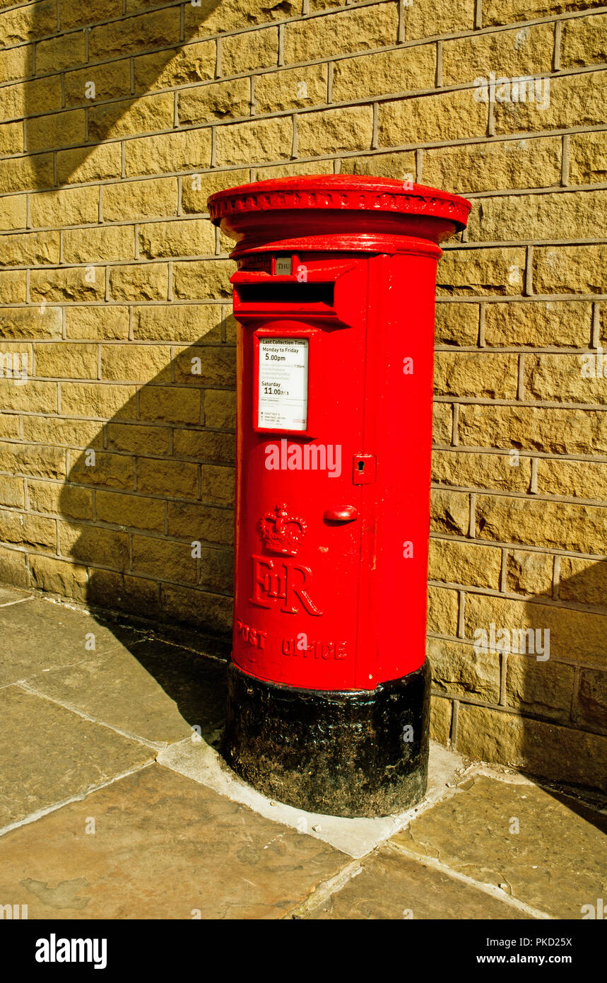 Er postbox hi-res stock photography and images - Alamy