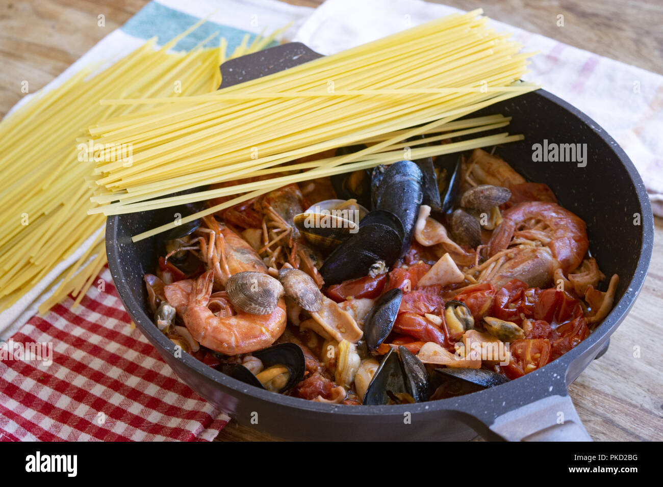 Mixed seafood linguine hi-res stock photography and images - Alamy