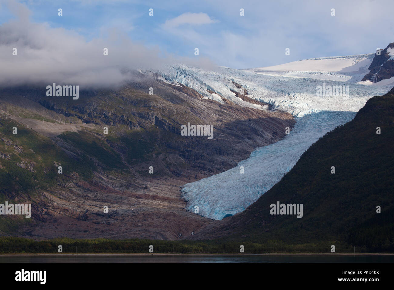 Gletscherzunge des Svartisen, nur erreichbar mit dem Boot und einer ...