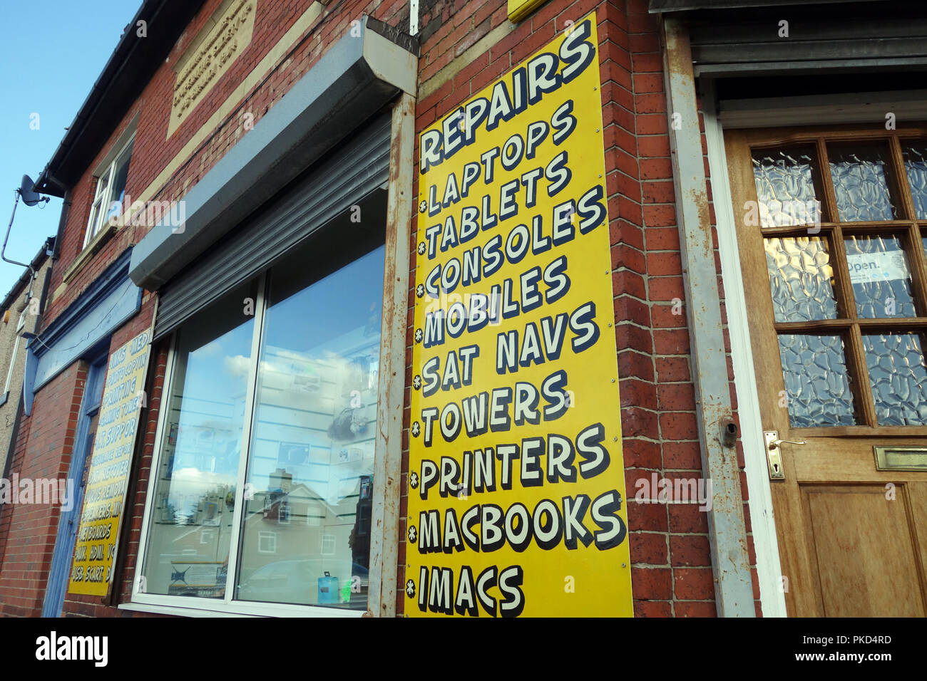 English Computer repair shop sign and shop window Stock Photo - Alamy