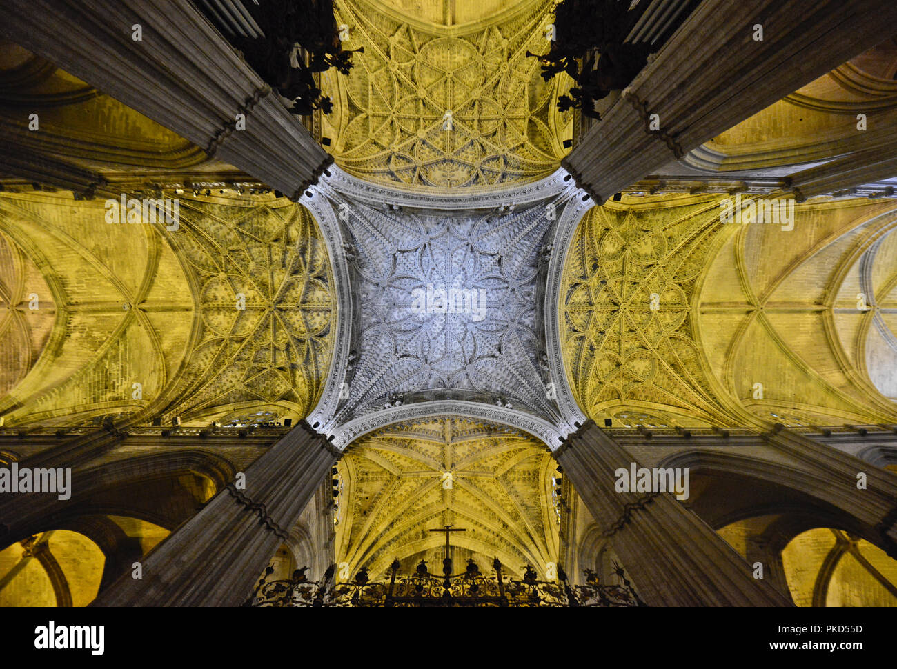 Sevilla cathedral interior hi-res stock photography and images - Alamy