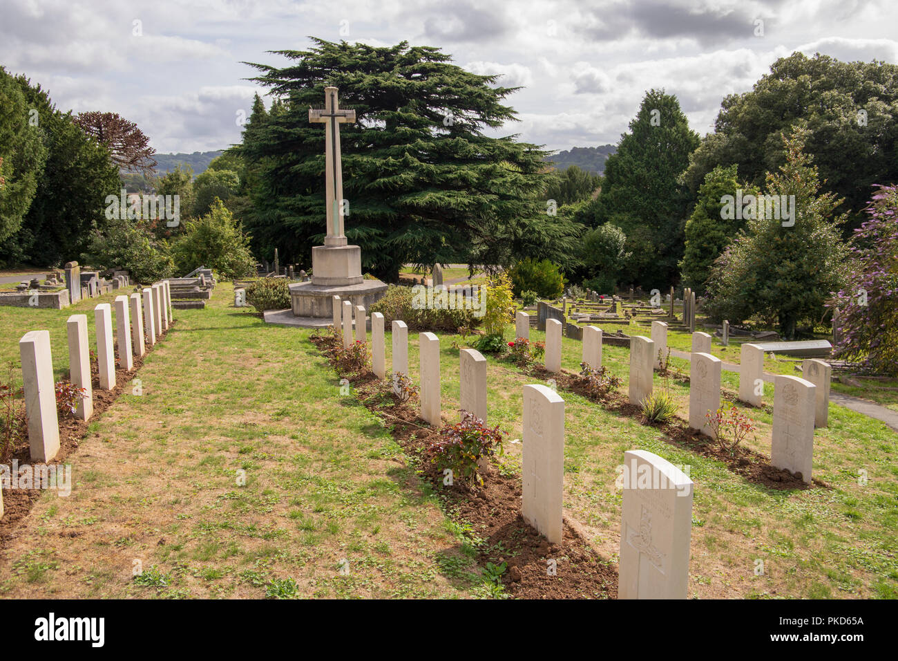 Commonwealth War Graves Commission Cross of Sacrifice and War Graves at ...