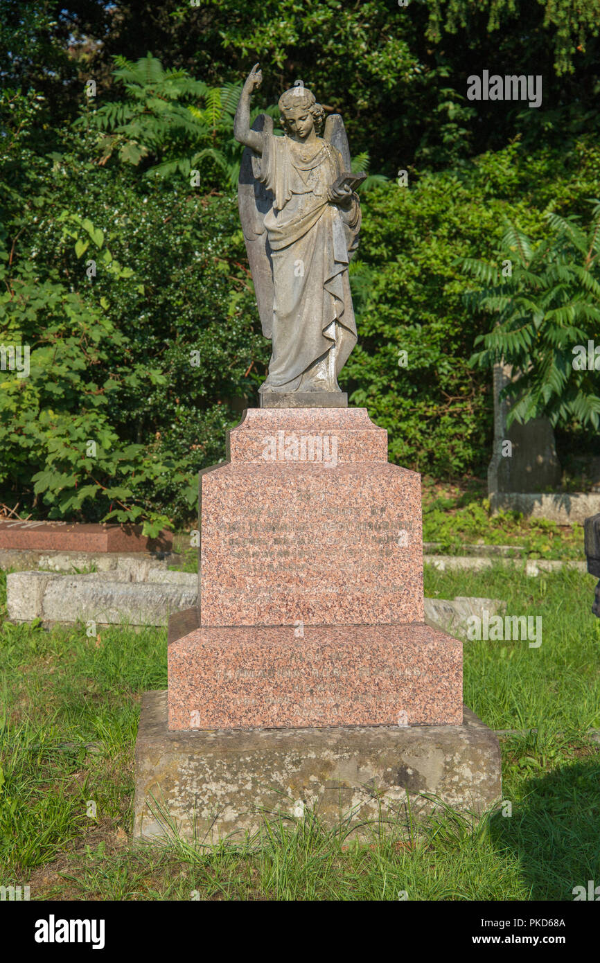 Angel Statue, Locksbrook Cemetery, Bath, England Stock Photo - Alamy