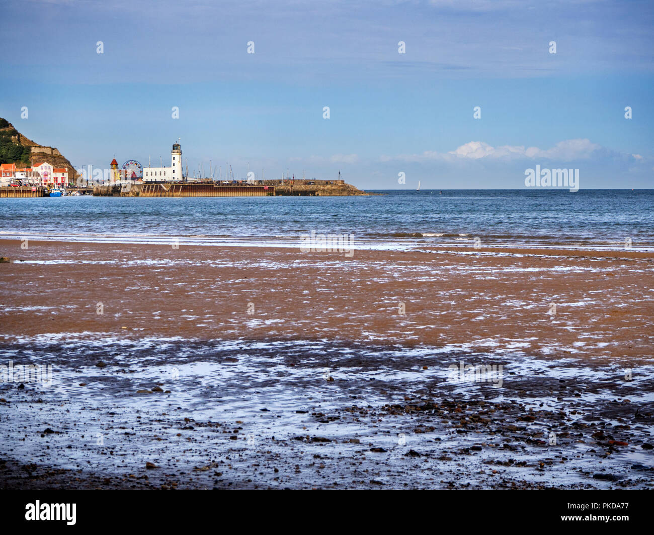 Beach scarborough lighthouse uk hi-res stock photography and images - Alamy