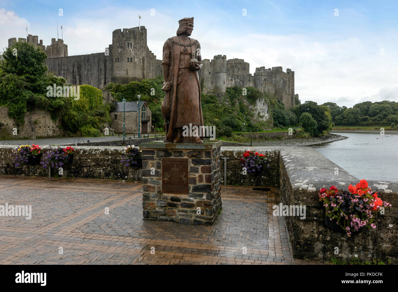 Pembroke castle hi-res stock photography and images - Alamy