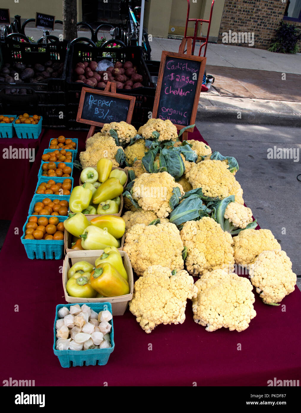 Cauliflower display hi-res stock photography and images - Alamy