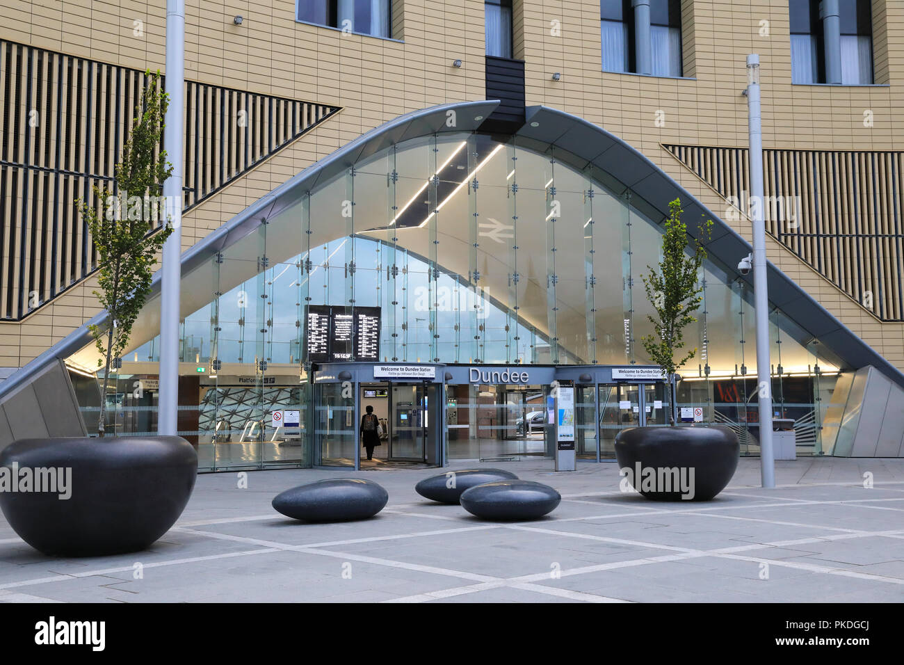 Dundee railway station hi-res stock photography and images - Alamy