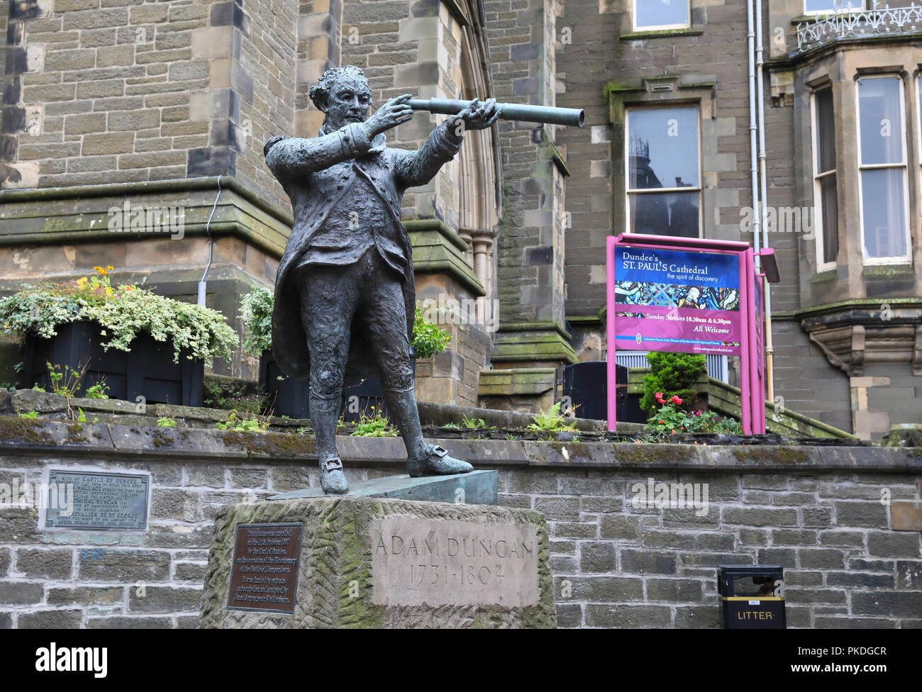 Admiral duncan statue dundee hi-res stock photography and images - Alamy
