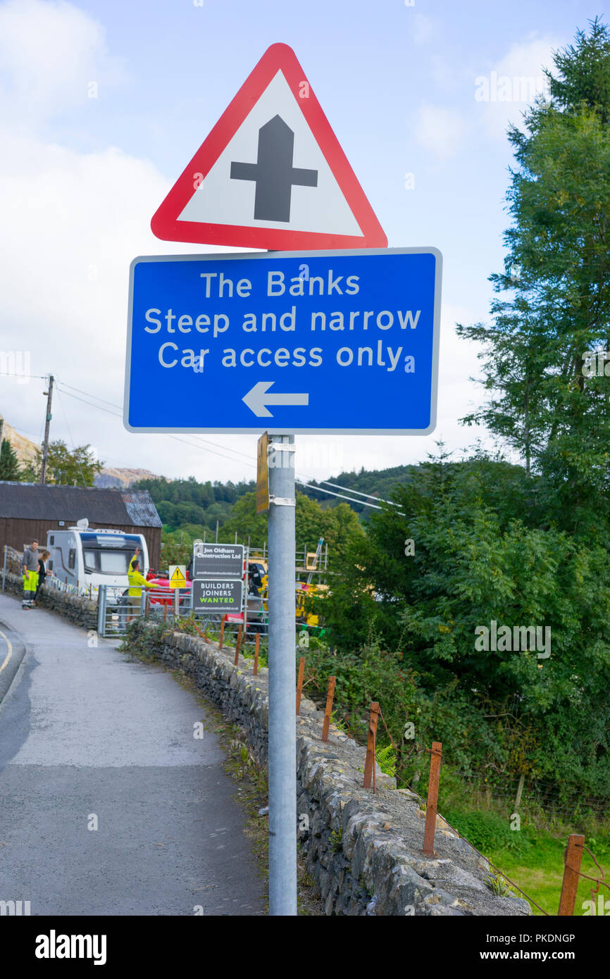 Narrow road sign hi-res stock photography and images - Alamy