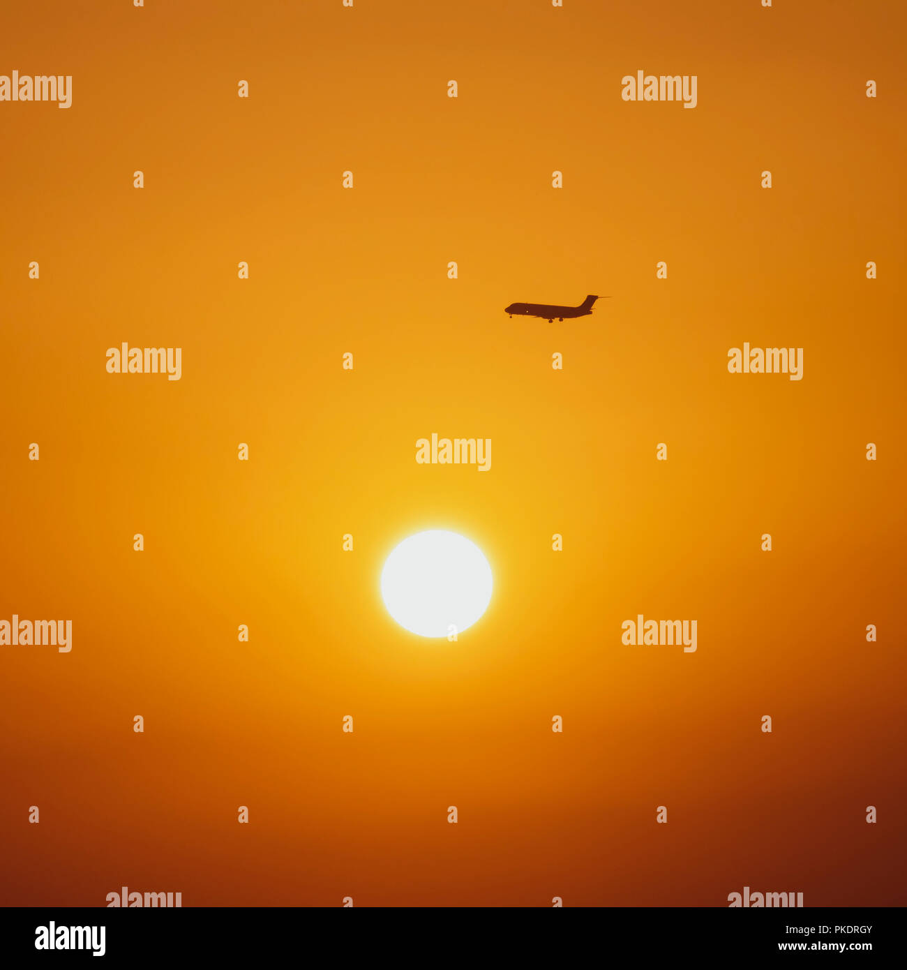 Aircraft sun silhouette hi-res stock photography and images - Alamy