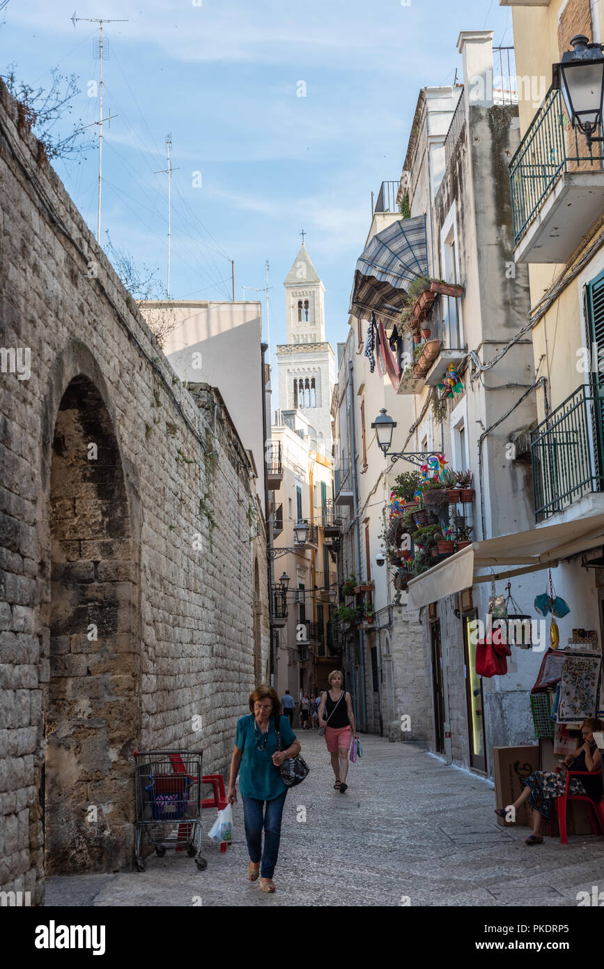 The streets and alleys of old Bari Stock Photo - Alamy