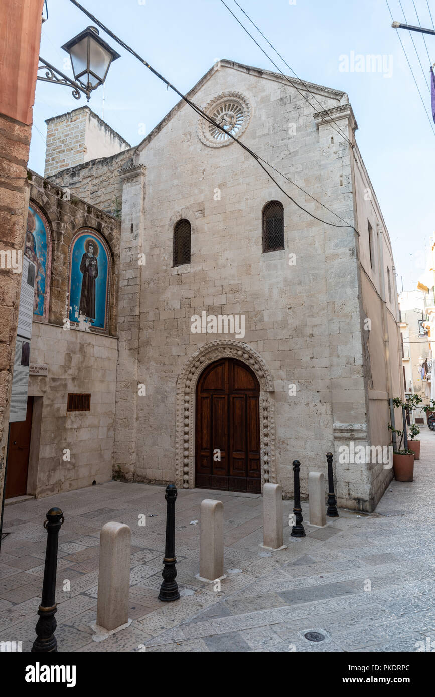 The streets and alleys of old Bari Stock Photo - Alamy