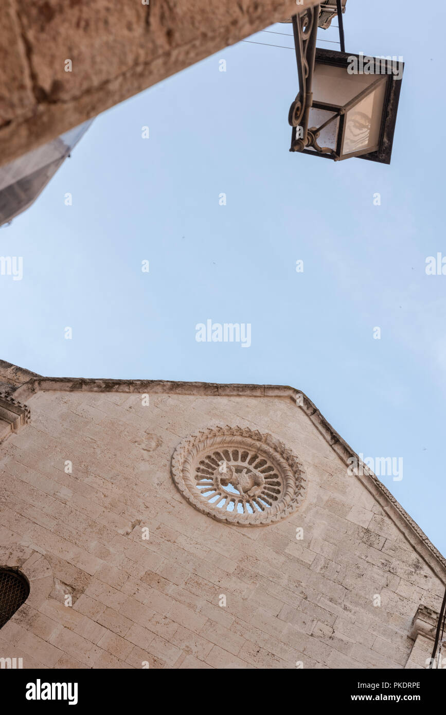 The streets and alleys of old Bari Stock Photo - Alamy