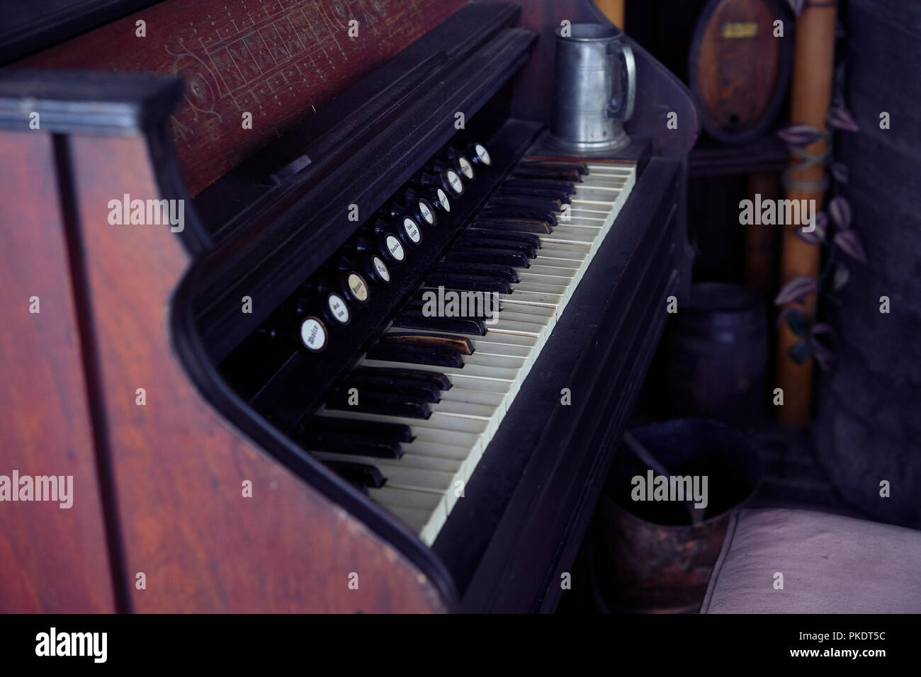 old piano keyboard Stock Photo - Alamy