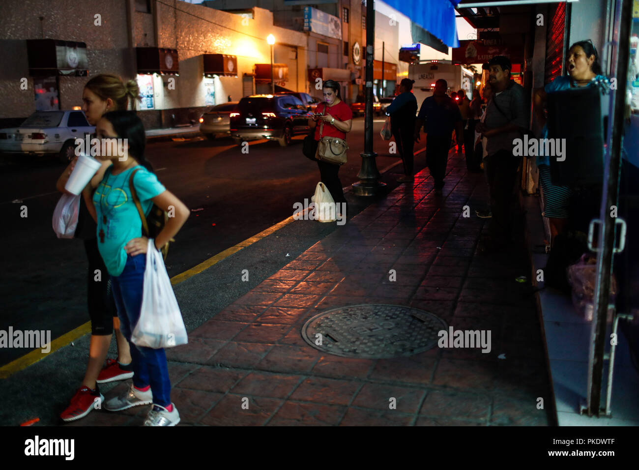 people wait for urban transport. personas esperan al trasporte urbano ...