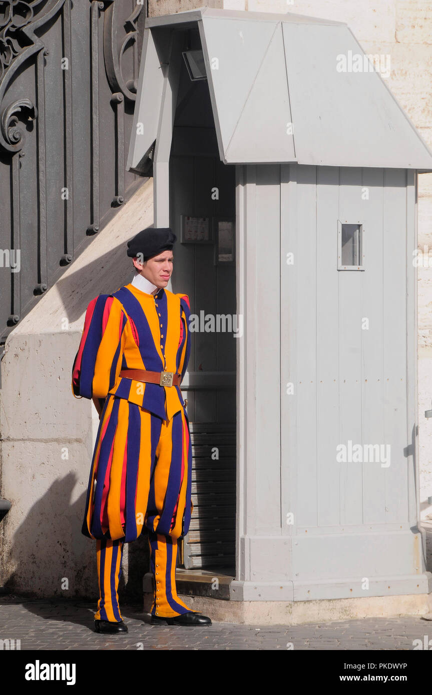 Italy, Lazio, Rome, Vatican City, St Peter's Square, Swiss guards Stock ...