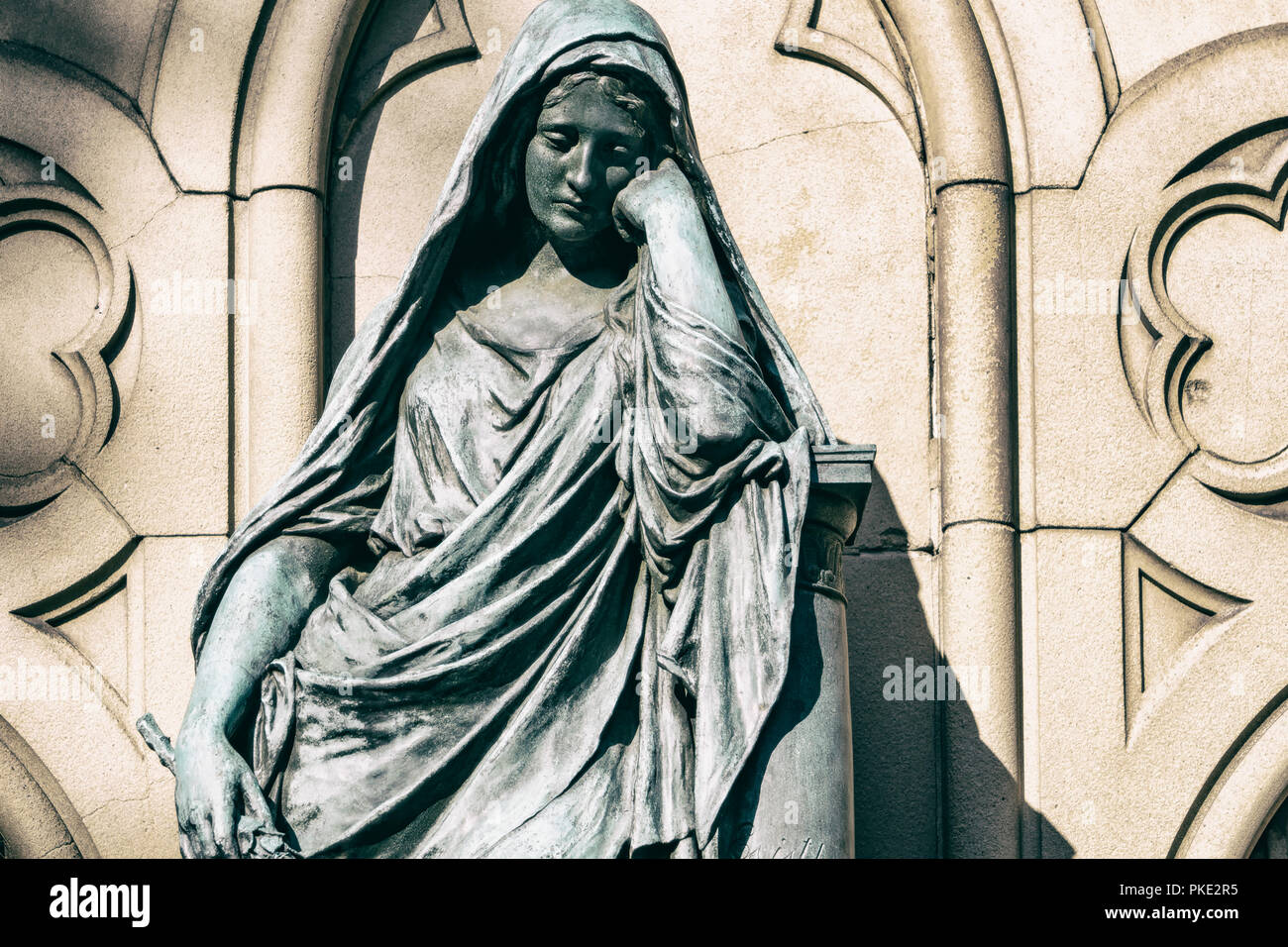 Female statue cemetery hi-res stock photography and images - Alamy