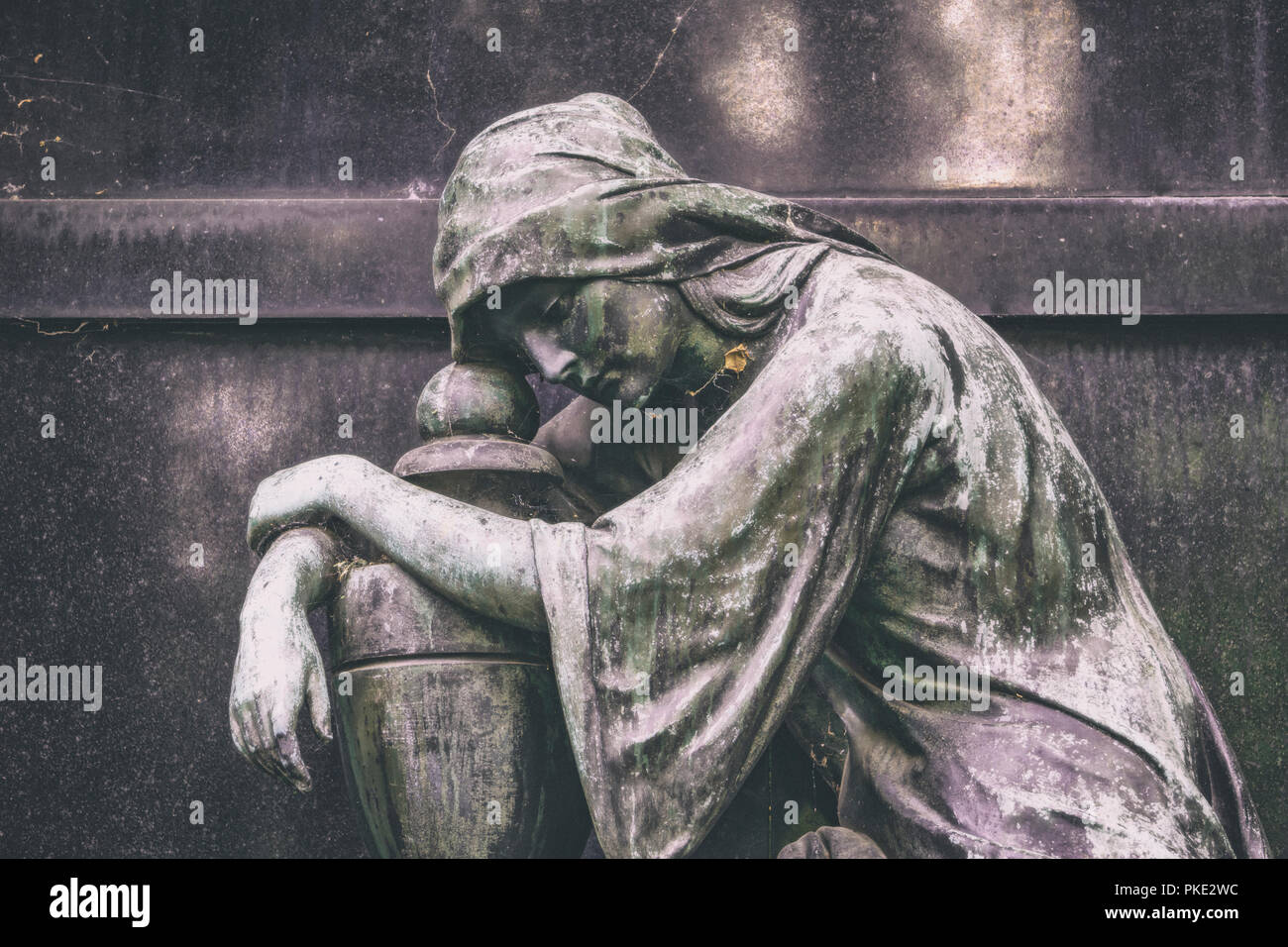 Female statue cemetery hi-res stock photography and images - Alamy