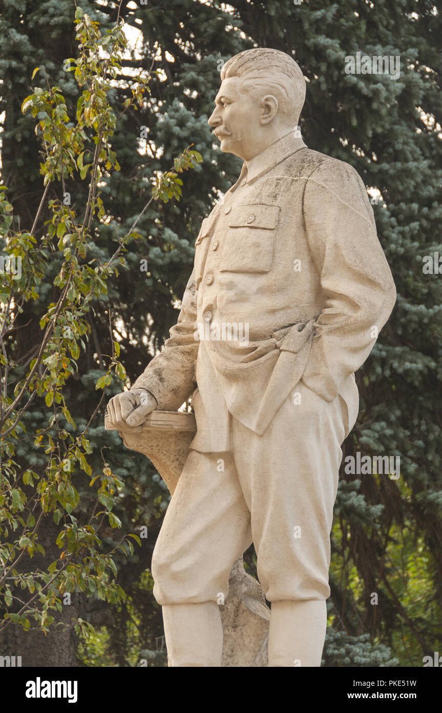 Stalin statue hi-res stock photography and images - Alamy
