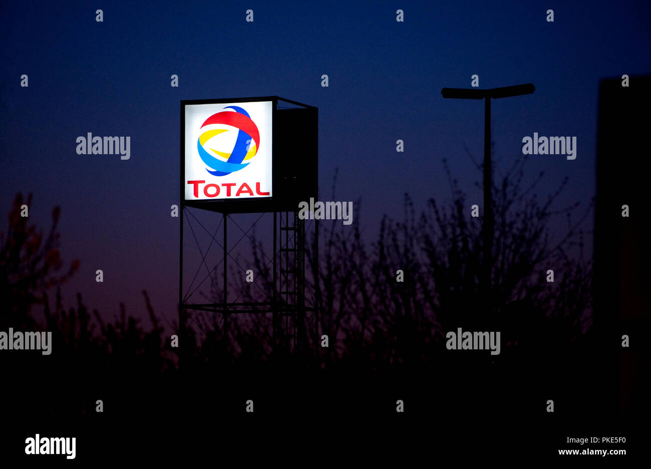 Total oil sign hi-res stock photography and images - Alamy