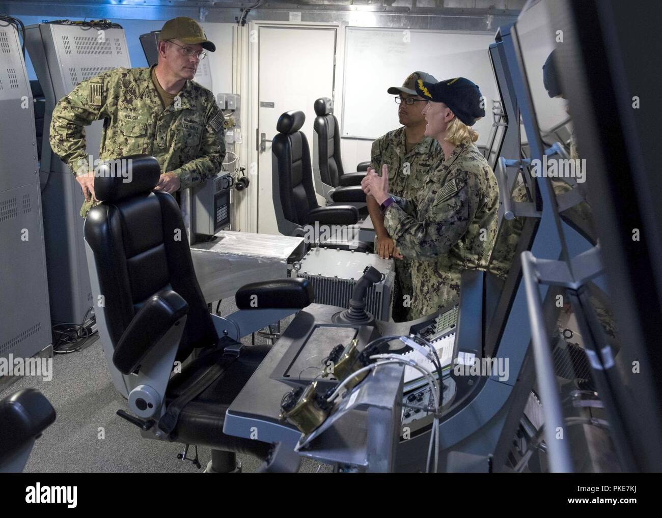 Uss independence commanding officer hi-res stock photography and images ...