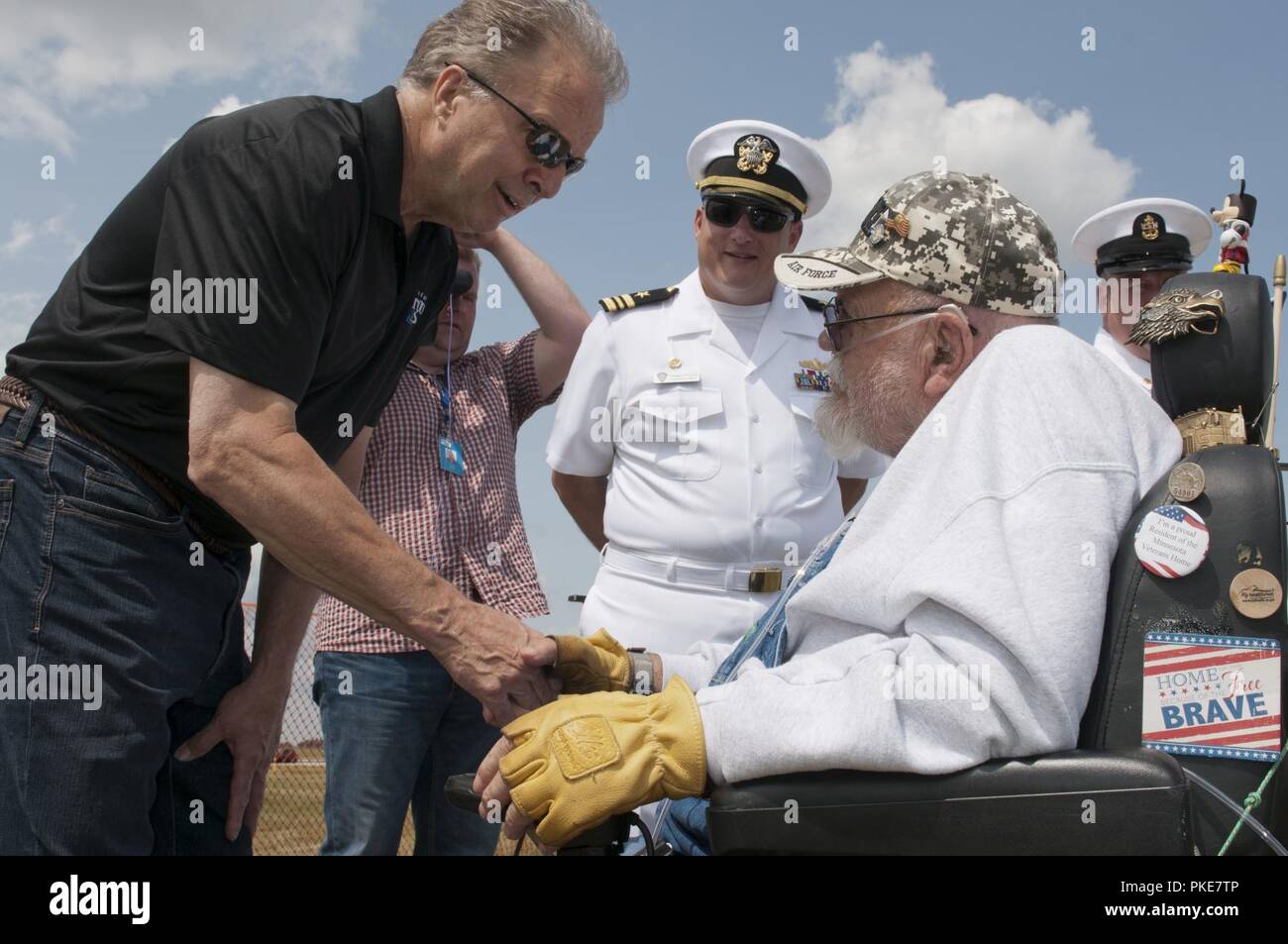 FARGO, N.D. (July 27, 2018) Fargo Mayor, Dr. Tim Mahoney, greets Lee ...