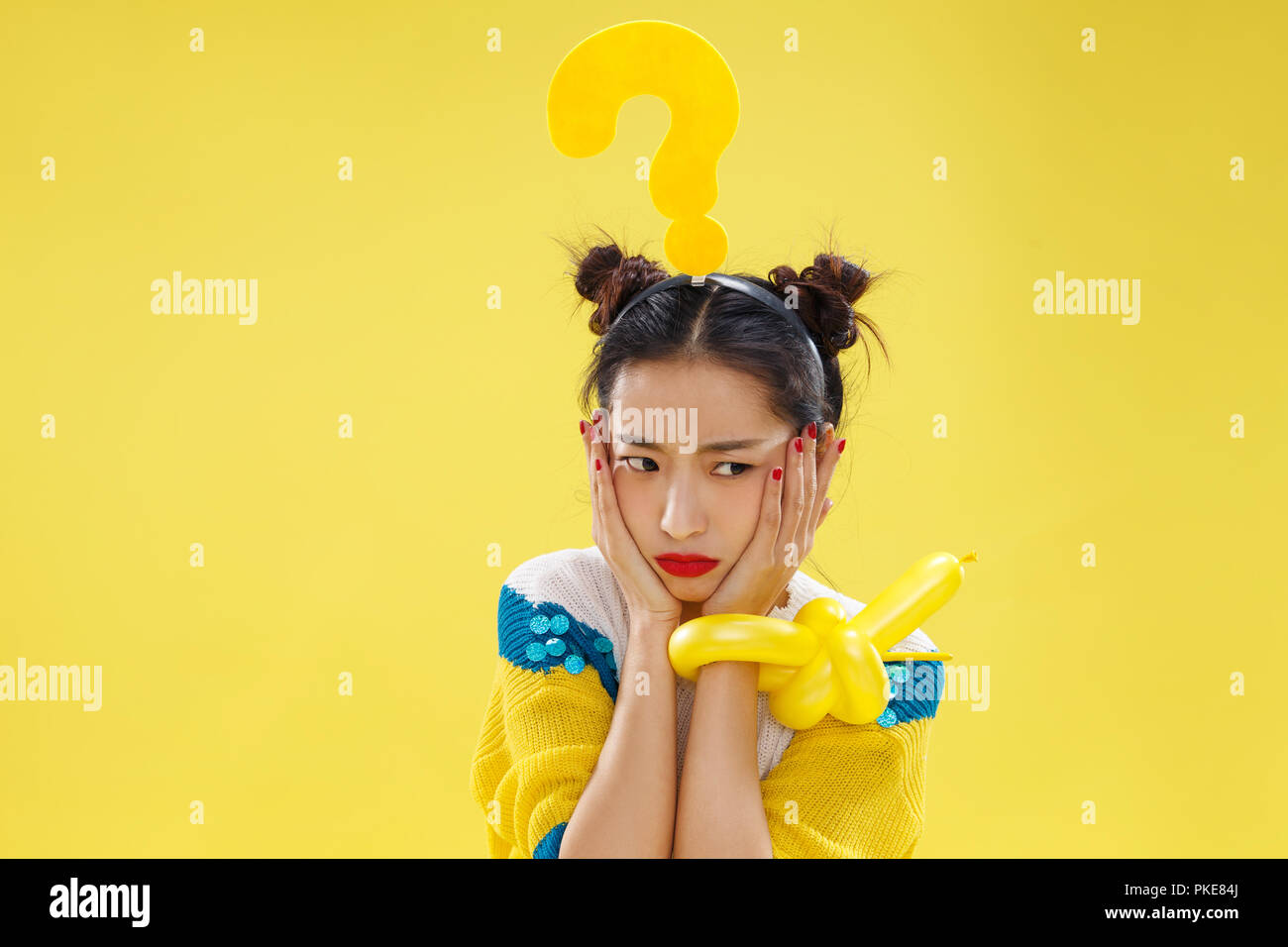 Young woman wore a question mark card Stock Photo - Alamy
