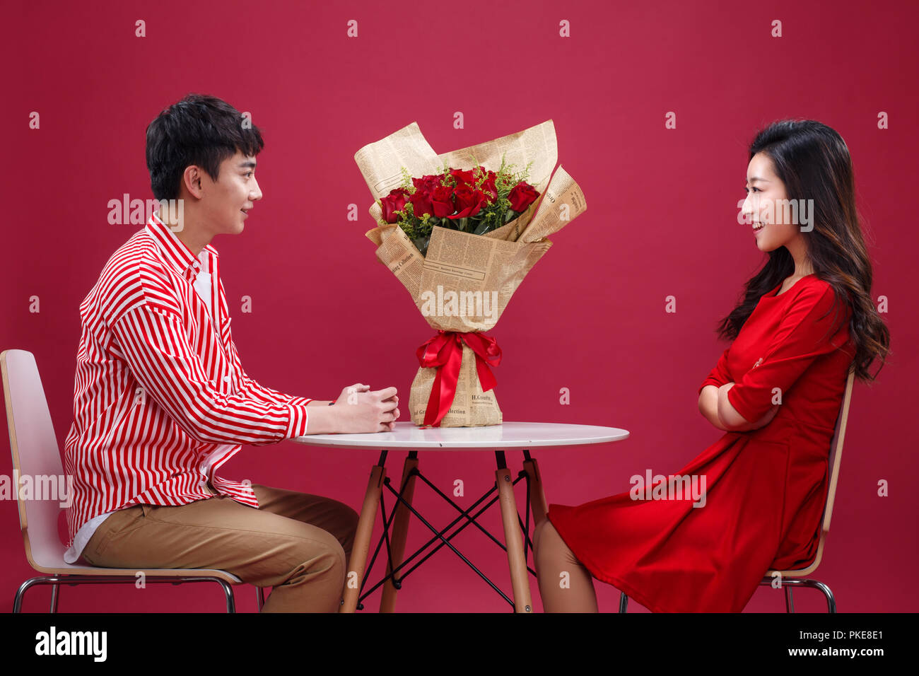 Romantic couple sitting table bouquet hi-res stock photography and ...