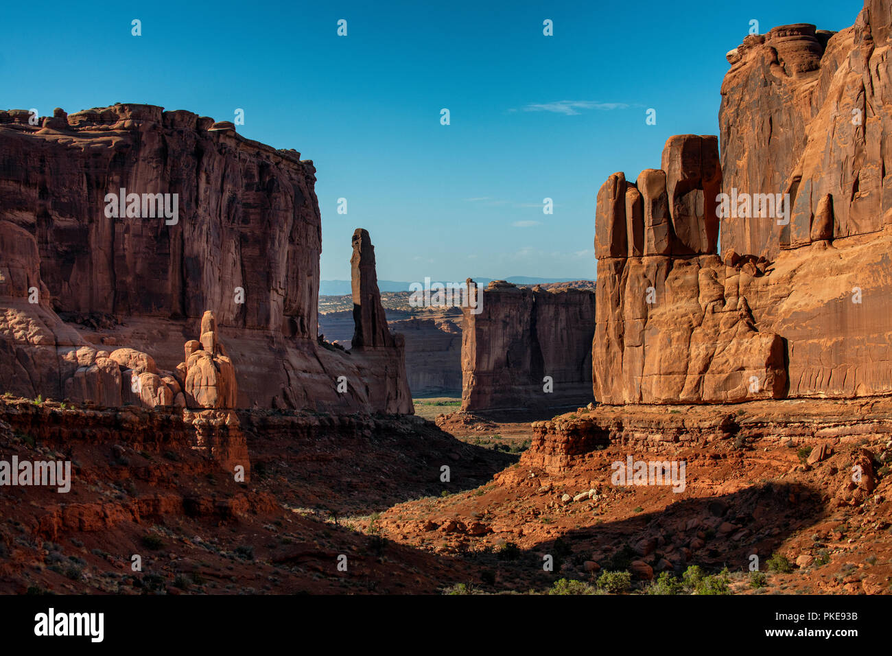 The Courthouse Towers Rock formations from Park Avenue viewpoint Arches ...