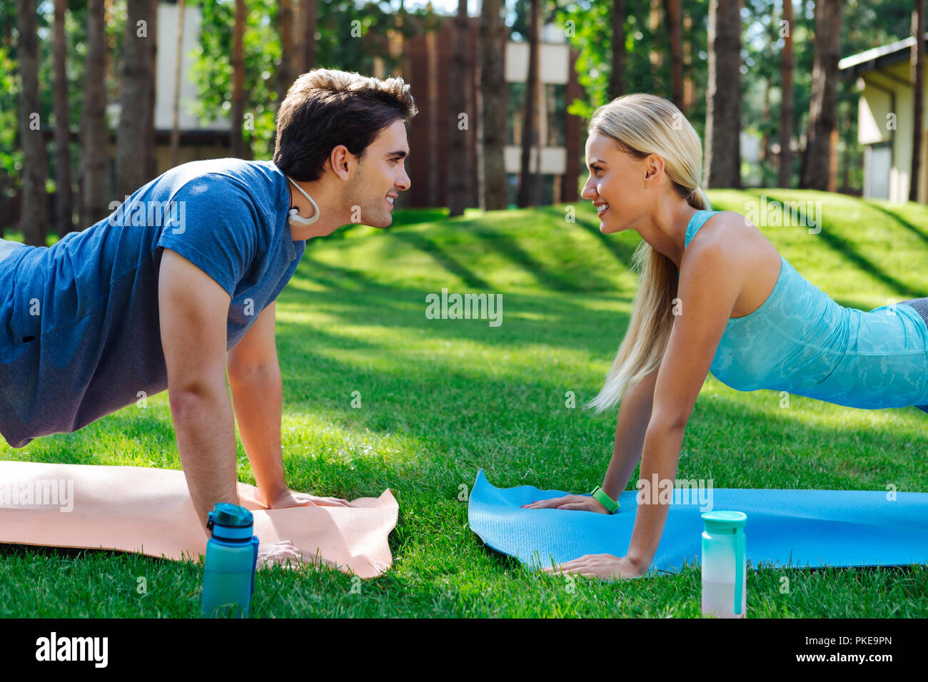 People doing push ups hi-res stock photography and images - Alamy