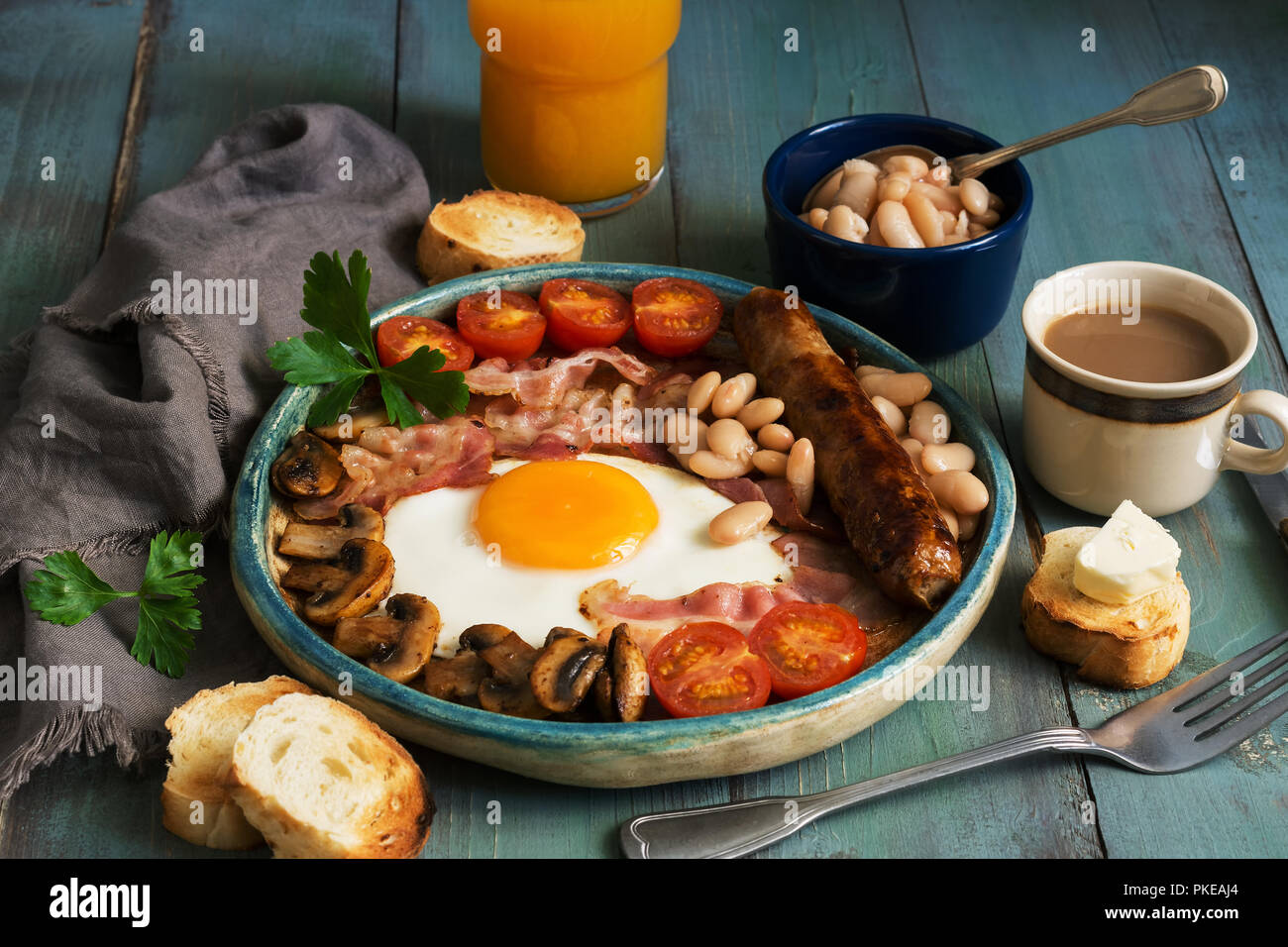 Bacon sausage tomato mushroom egg hi-res stock photography and images ...