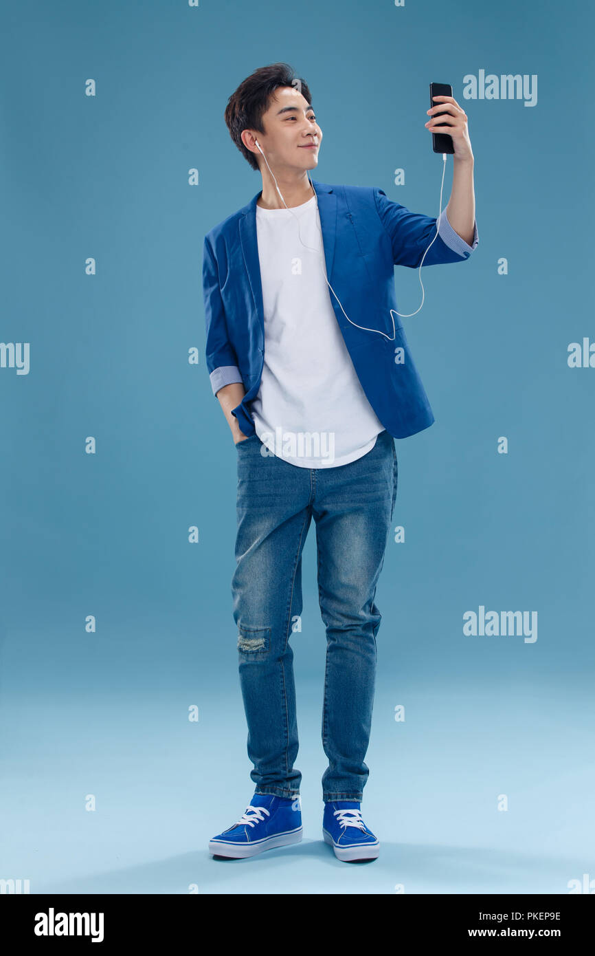 Listen music young men hi-res stock photography and images - Alamy