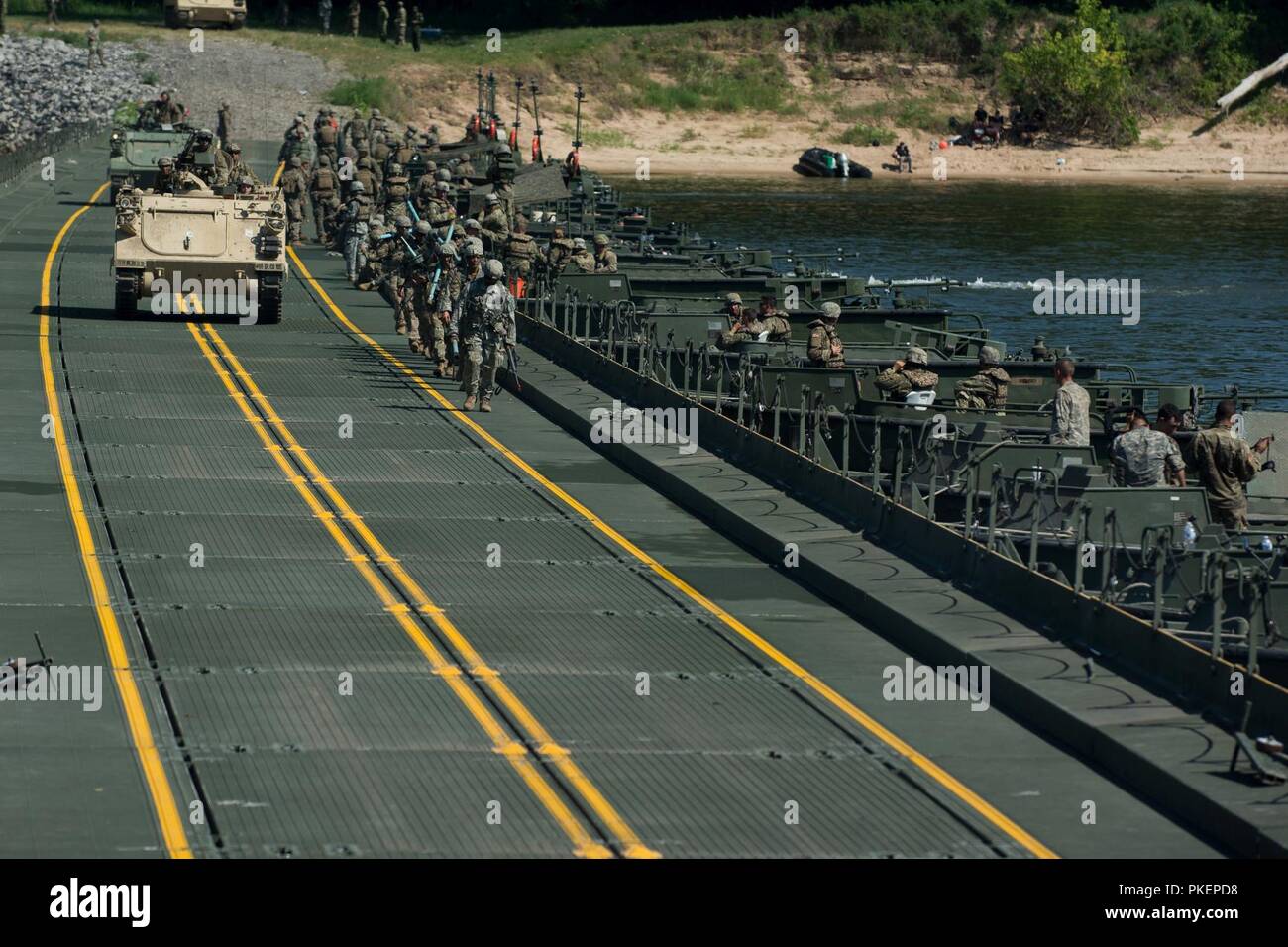 U.S. Army Reserve Soldiers from the 469th Mobile Augmentation Company ...