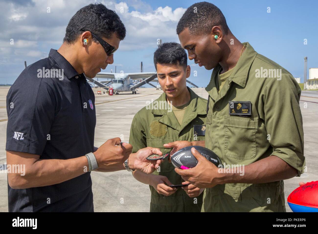 MARINE CORPS AIR STATION FUTENMA, OKINAWA, Japan- Donnie Edwards signs ...