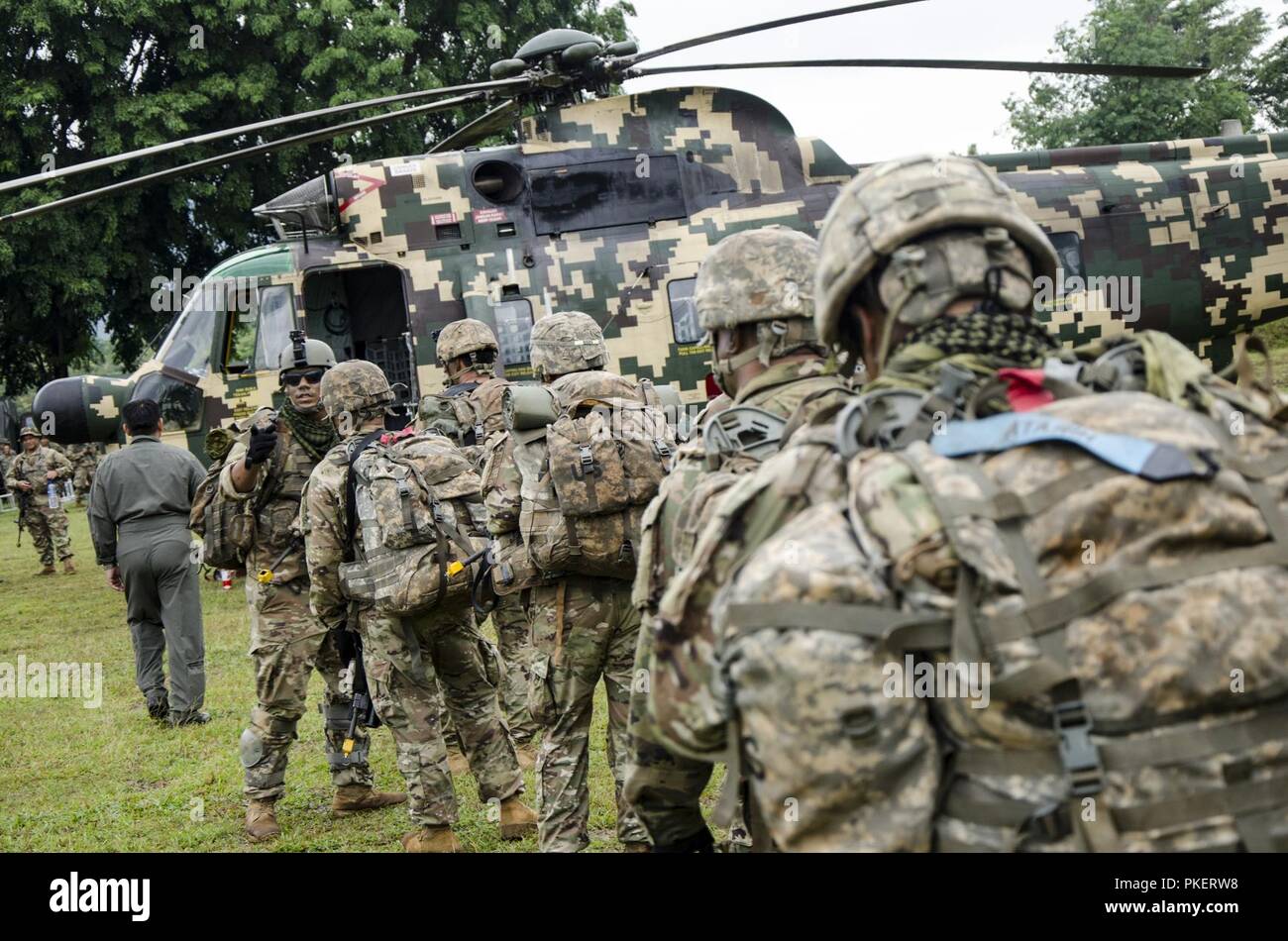 U.S. Army soldiers with Charlie Company, 100th Battalion, 442nd ...