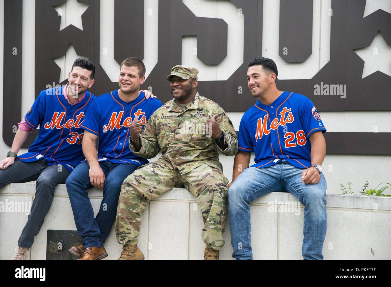 Members of the New York Mets posed with an Army Soldier in front of the ...