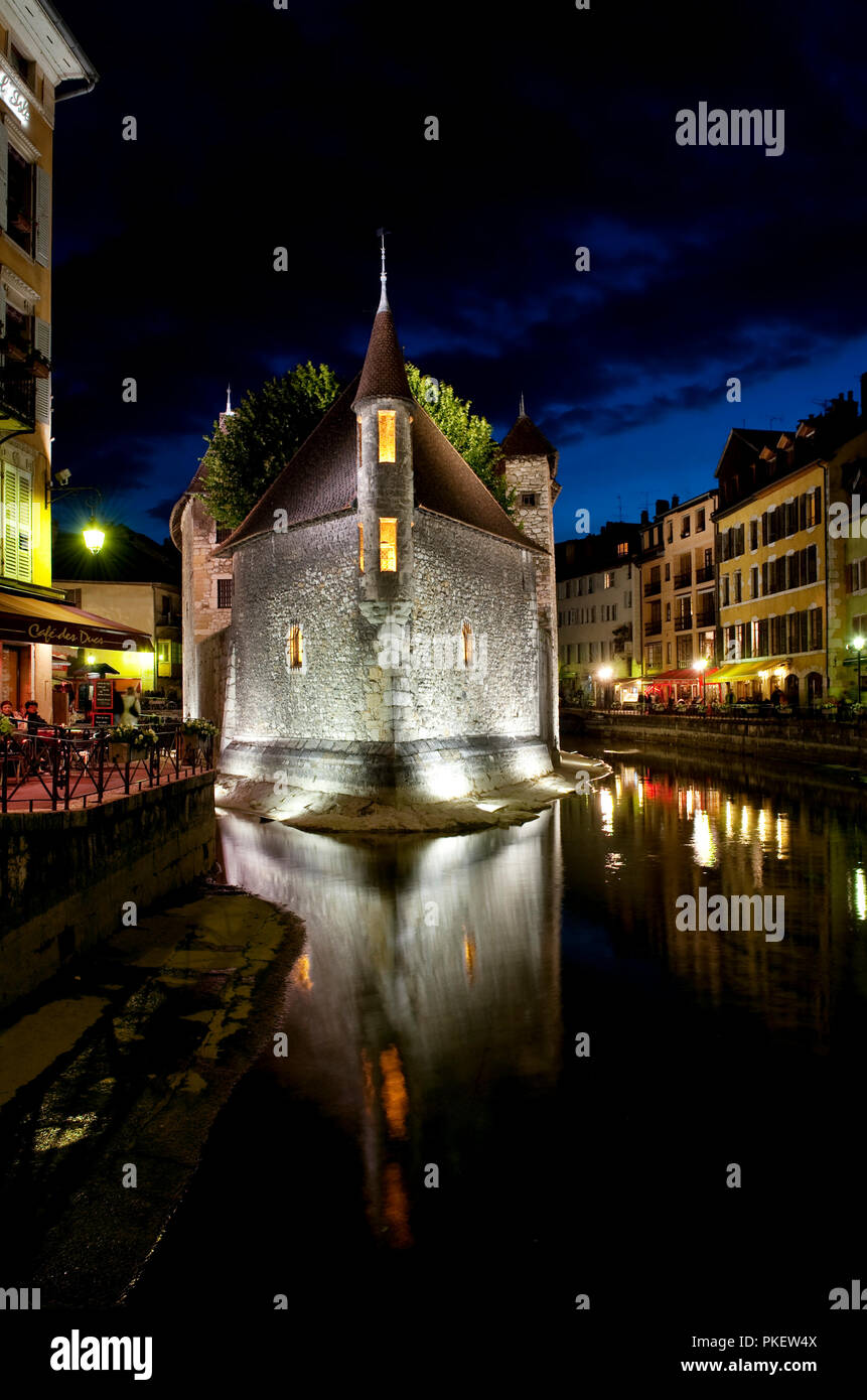Night view of the 12th century Palais de l'Isle jail in Annecy, capital ...