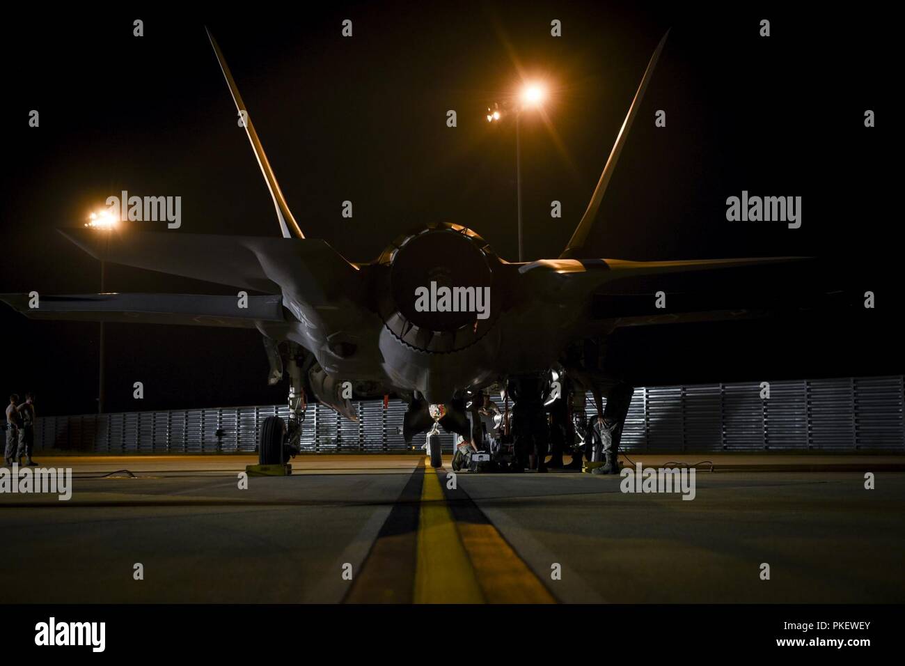 F 35 weapons load hi-res stock photography and images - Alamy