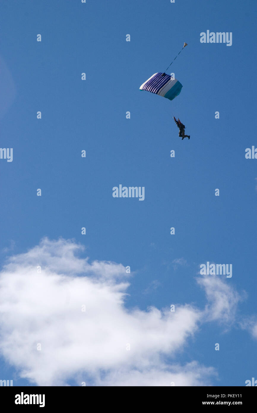 Parachute jumping out of plane hi-res stock photography and images - Alamy